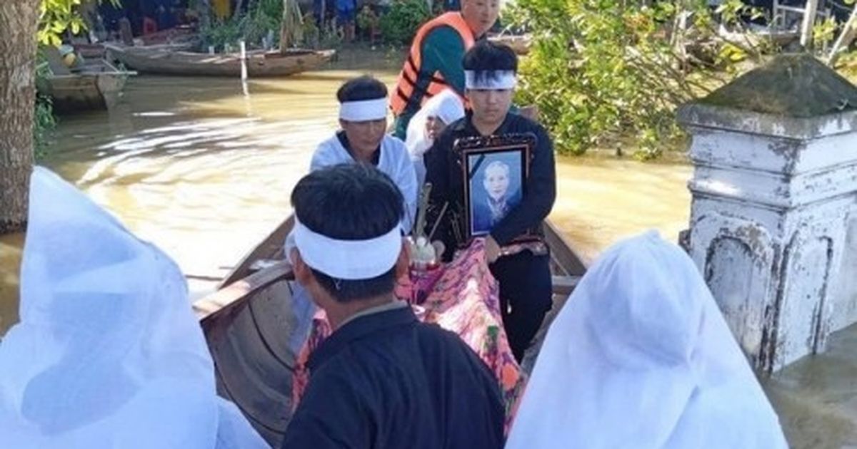Hà Tĩnh: Nước lũ bao phủ xóm làng, người dân phải chèo thuyền tổ chức ...